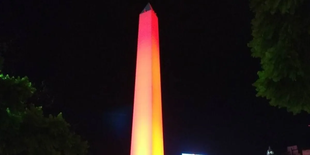 Por qué está teñido de rojo el Obelisco | Filo News