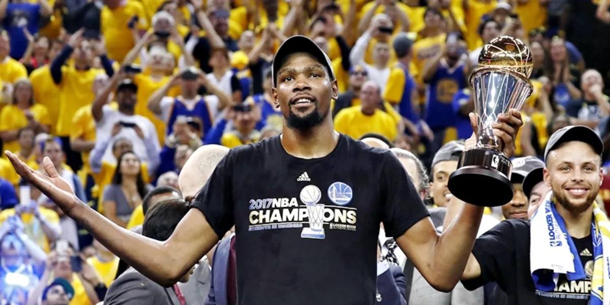 Dura historia de vida: el emotivo festejo de Kevin Durant con su madre ...