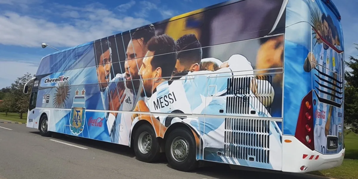 Se conoció la frase que llevará el micro de la Selección Argentina en ...