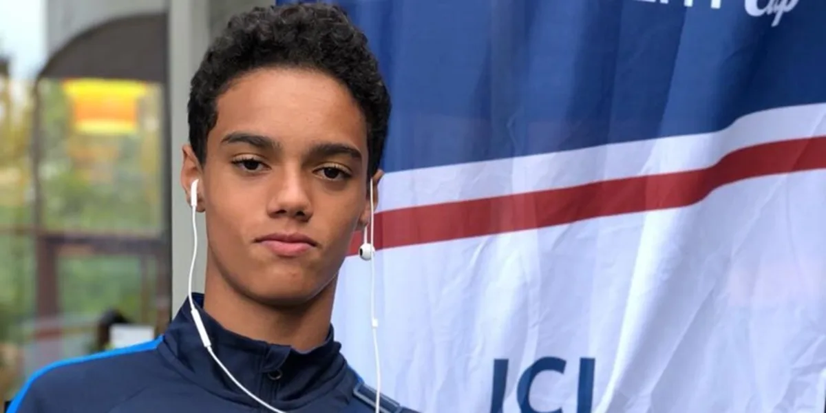 ¿Nace otra leyenda? A los 13 años, el hijo de Ronaldinho firmó contrato ...