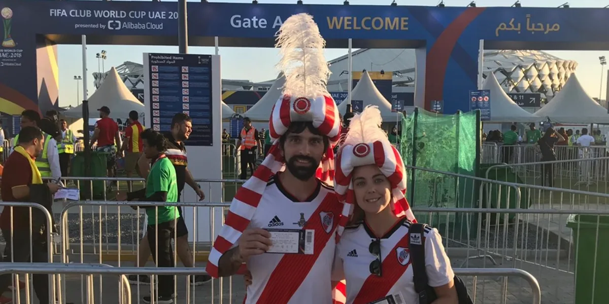 La pareja que se conoció en el Monumental y se casó para viajar a Abu ...