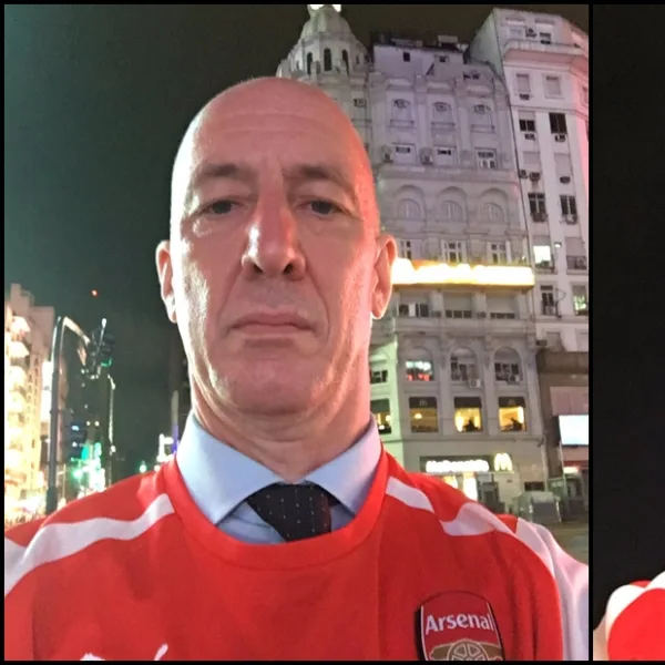 El embajador británico Mark Kent festejó en el Obelisco el pase del ...