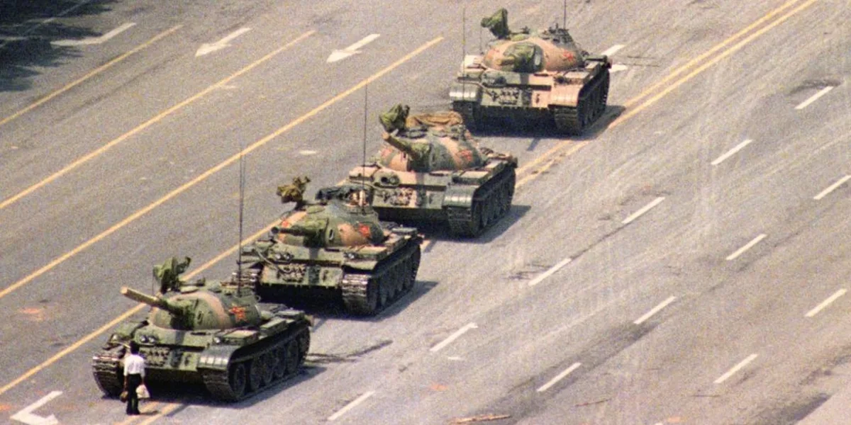 Murió Charlie Cole, autor de la icónica foto "hombre del tanque" en ...