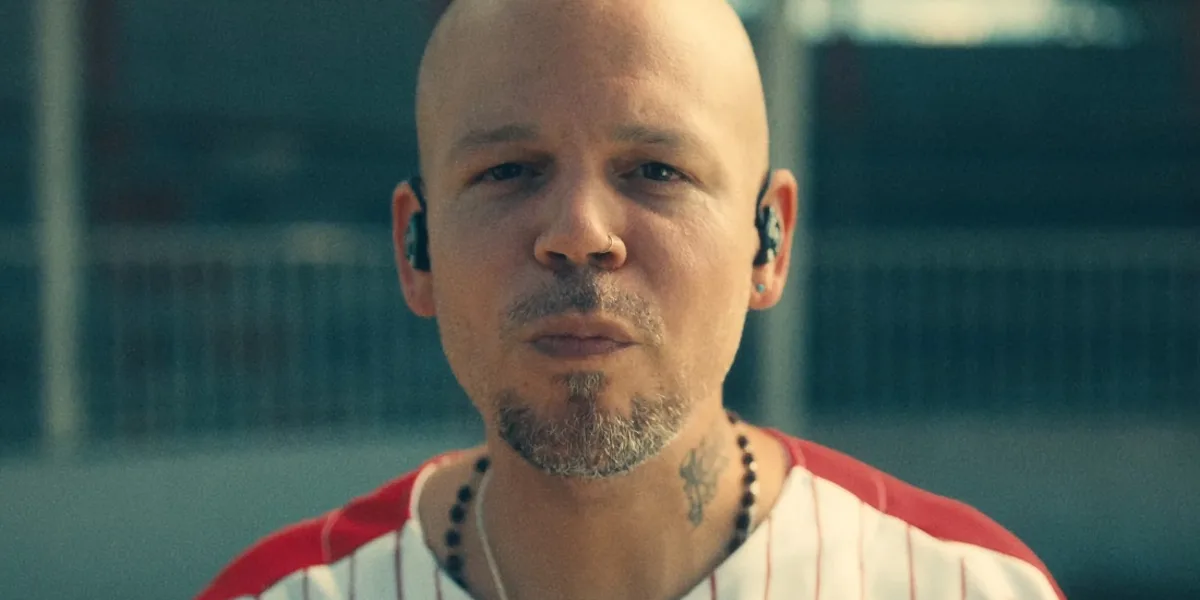 Residente estrenó el video "René" y mostró la cara de su hijo Milo ...
