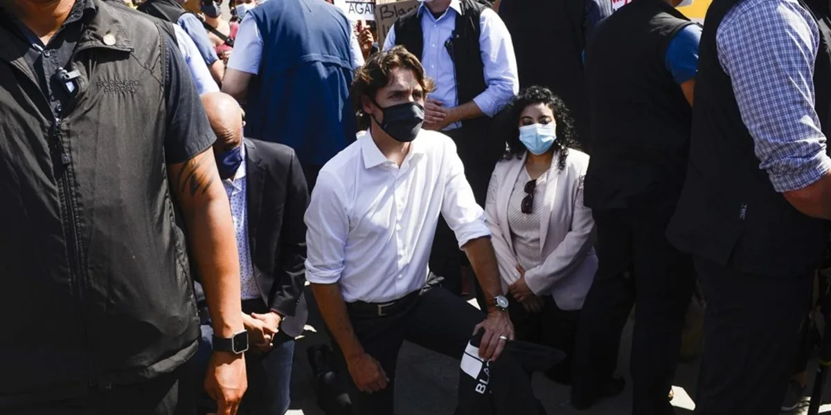 Justin Trudeau homenajeó a George Floyd apoyando su rodilla en el suelo ...