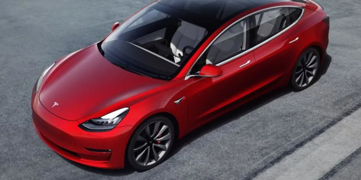 Hace un experimento y carga su Tesla con paneles solares | Filo News