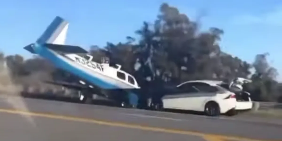 Insólito: un avión y un auto chocaron en una autopista | Filo News