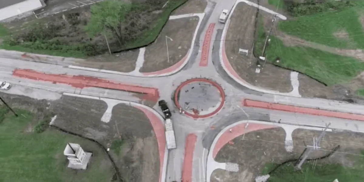 La primera rotonda en un pueblo causa algunas complicaciones en el ...