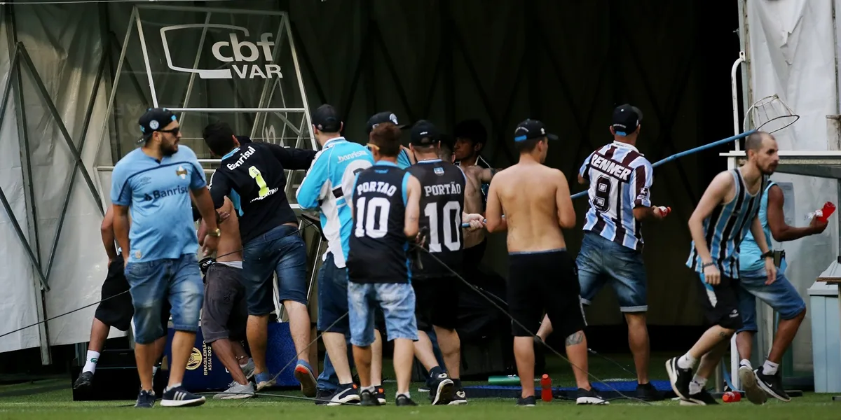 Hinchas de Gremio destruyeron la cabina del VAR tras perder contra ...