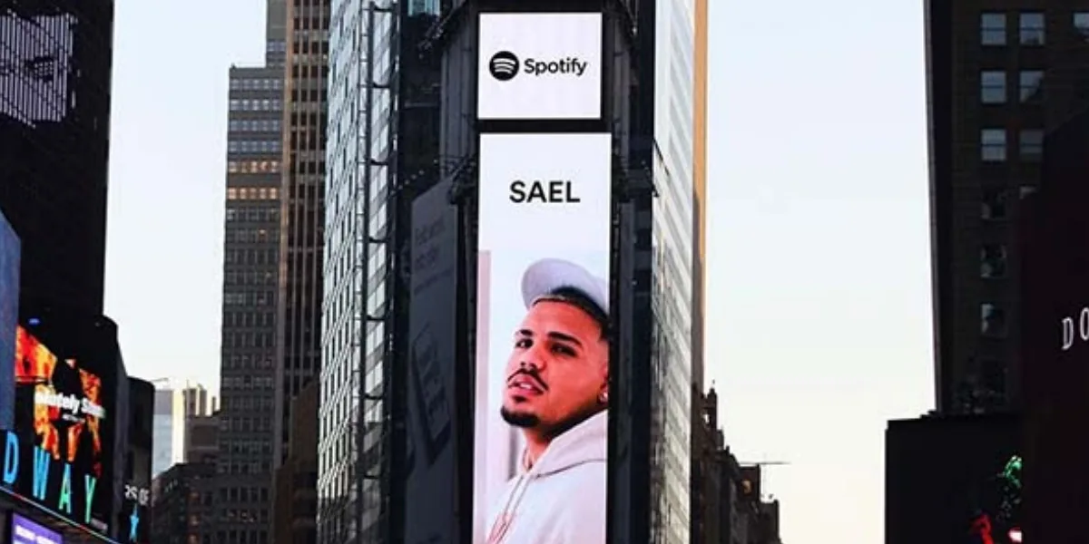Sael apareció en Times Square como parte de la campaña Radar de Spotify ...