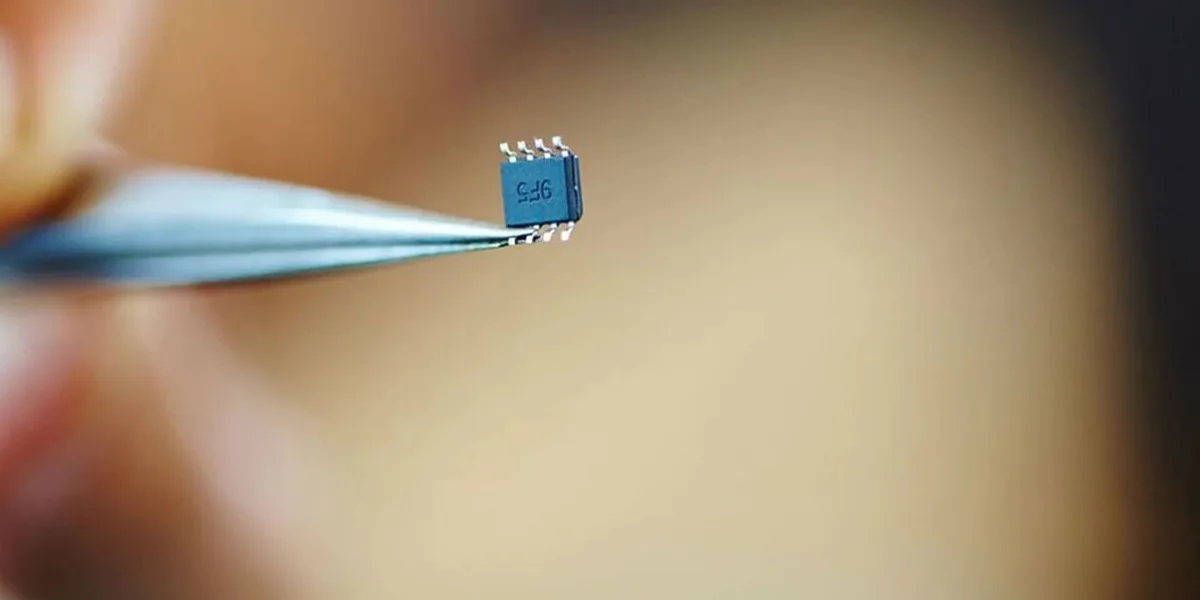 Una empresa creó un microchip subcutáneo que muestra los datos del pase ...