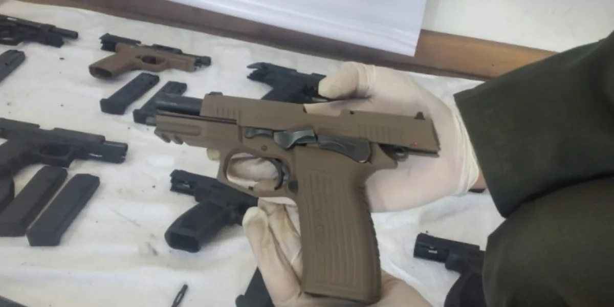 Mendoza: Detuvieron a un hombre que viajaba en un micro con 11 armas de ... Mendoza: Detuvieron a un hombre que viajaba en un micro con 11 armas de ...