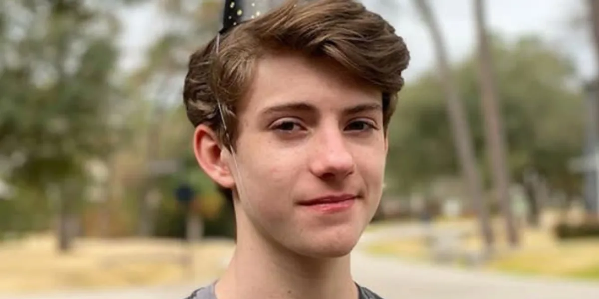 Murió Tyler Sanders, actor de "Fear the Walking Dead", a sus 18 años ...