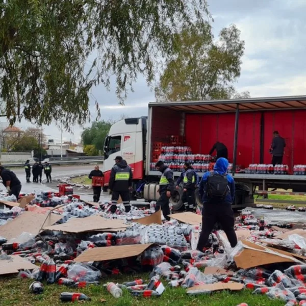 Córdoba: volcó un camión con fernet y otro con Coca en una misma ... Córdoba: volcó un camión con fernet y otro con Coca en una misma ...