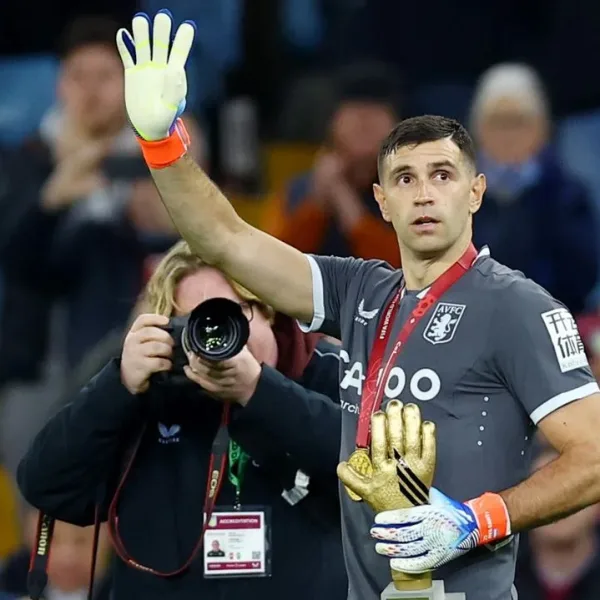 Volvió Dibu Martínez: ovación, bandera especial y atajadas claves en el empate de Aston Villa ...