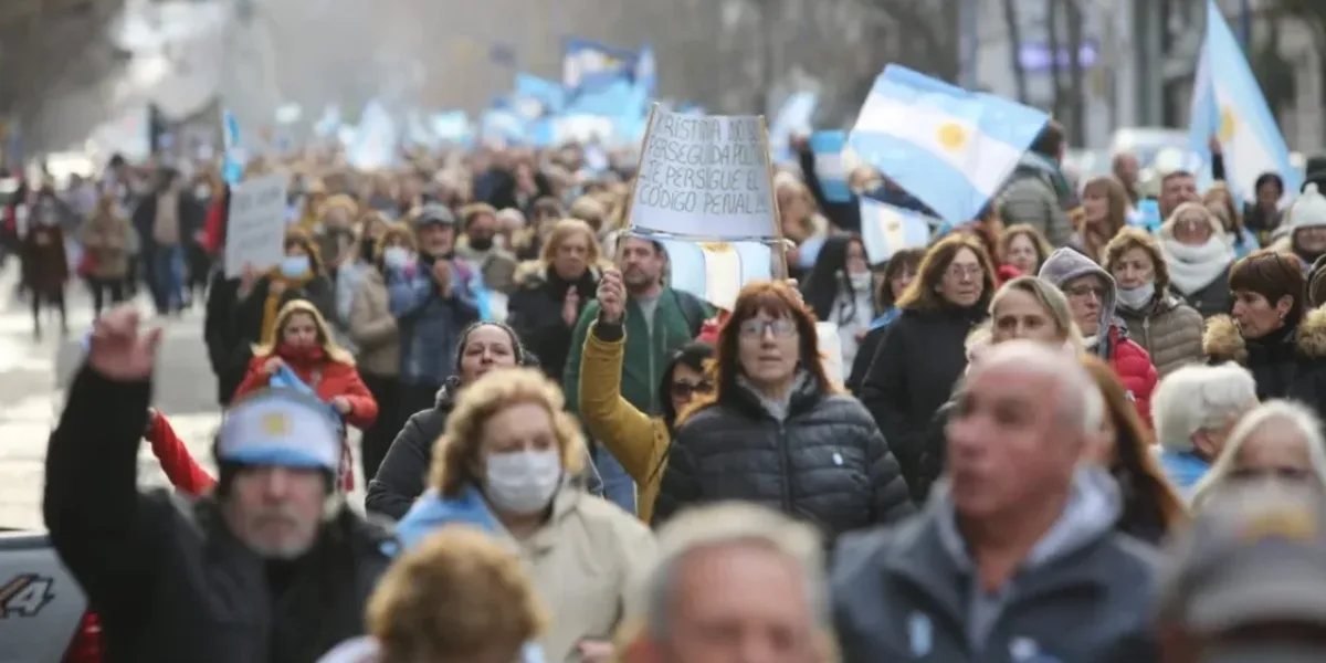 Según una encuesta de la Universidad de San Andres, el 89% de la gente se encuentra insatisfecha ...