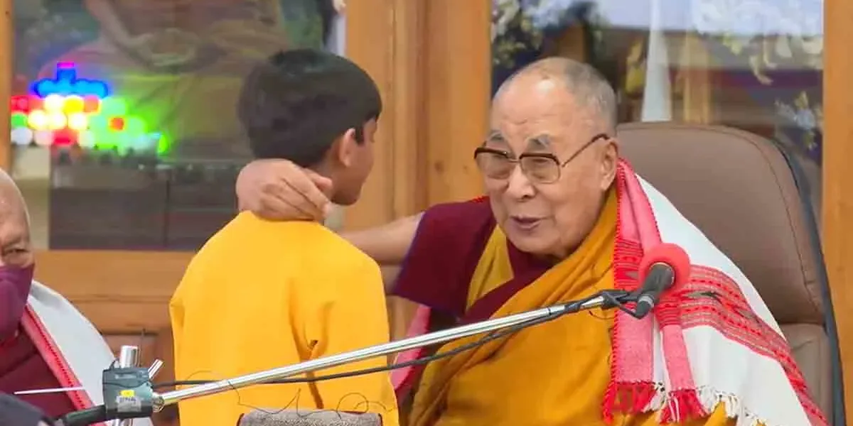 El Dalái Lama se disculpó después de haber besado a un niño | Filo News