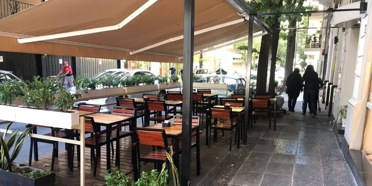 CABA: polémica por las mesas gastronómicas que invaden veredas y calles ...