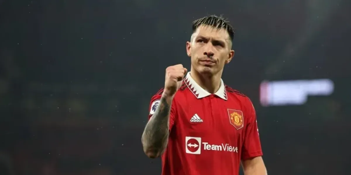 El papa Francisco recibió una camiseta del defensor Lisandro Martínez ...