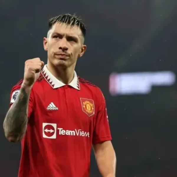 El papa Francisco recibió una camiseta del defensor Lisandro Martínez ...