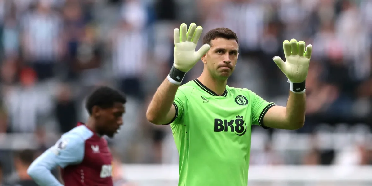 Complicado debut para el Dibu Martínez: su equipo sufrió una dura ...