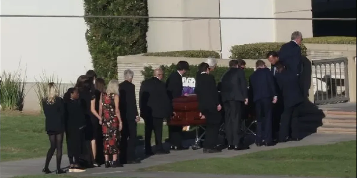El elenco de "Friends" se reunió en un emotivo funeral para despedir a ...