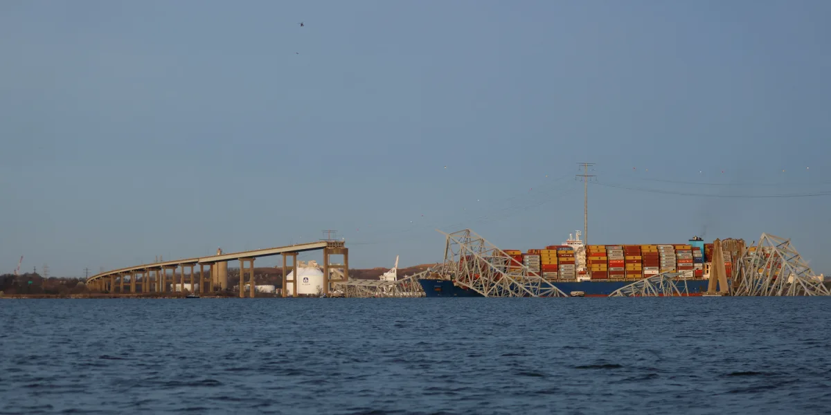 EEUU: un barco impactó un puente en Baltimore, se derrumbó y buscan al ...