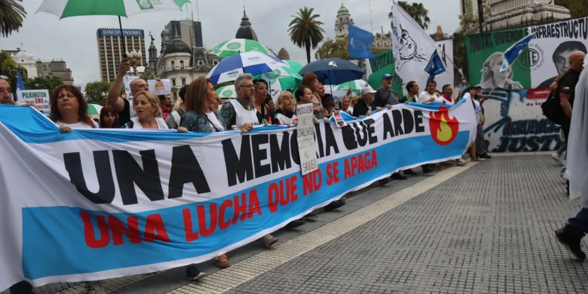 Anoche comenzó la Marcha de la Resistencia en Plaza de Mayo y se ...