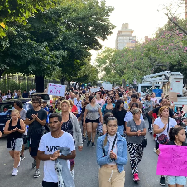 Incidentes en La Plata en la marcha por Kim, la nena asesinada en un ...