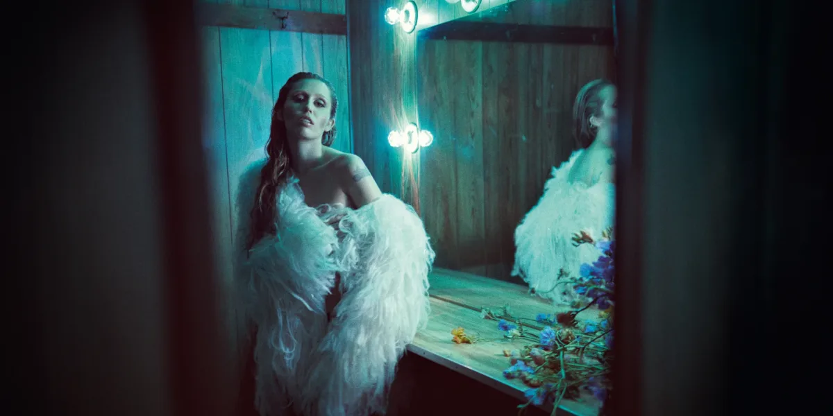 Miley Cyrus lanza su nuevo álbum "Something beautiful" | Filo News