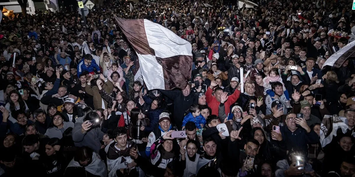 Miles de hinchas armaron una caravana para celebrar el título de ...