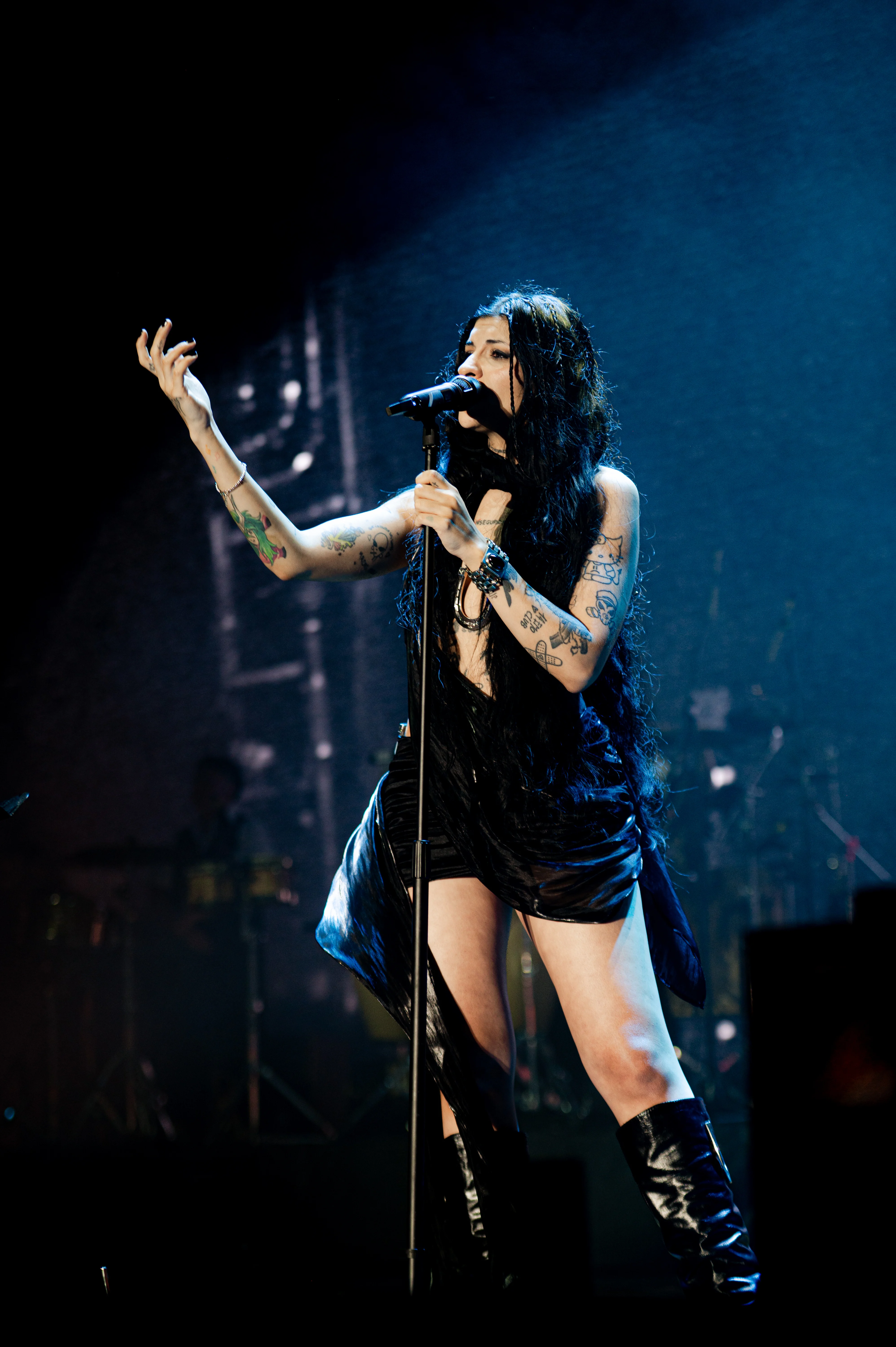 Cazzu debutó en Jesús María con una puesta impactante y confirmó un ...