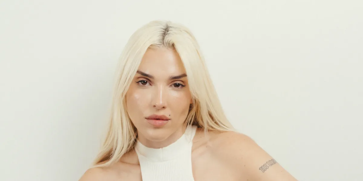 Elena Rose se presenta por primera vez con su álbum debut el 7 de mayo ...