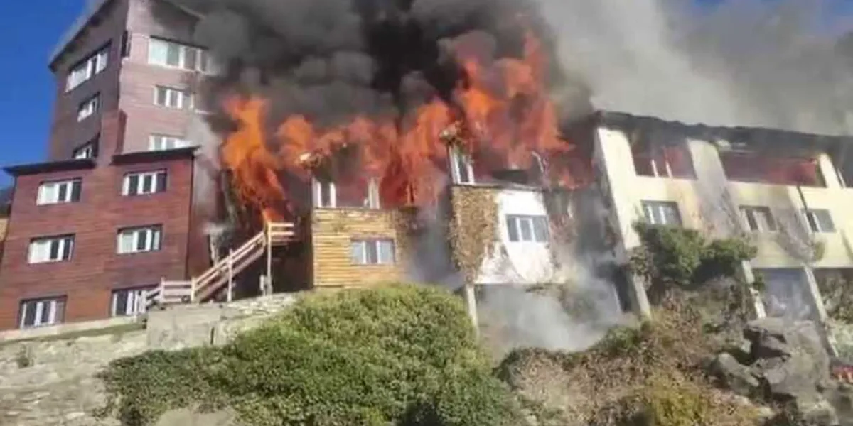 Un fuerte incendio arrasó un histórico hotel de Bariloche frente al ...